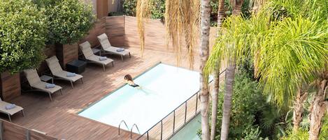 Piscina externa, guarda-sóis, espreguiçadeiras