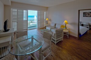 Suite Básica, vista para o oceano | Sala | Televisor 