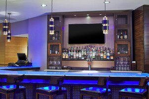 2 bares/lounges, bar ao lado da piscina