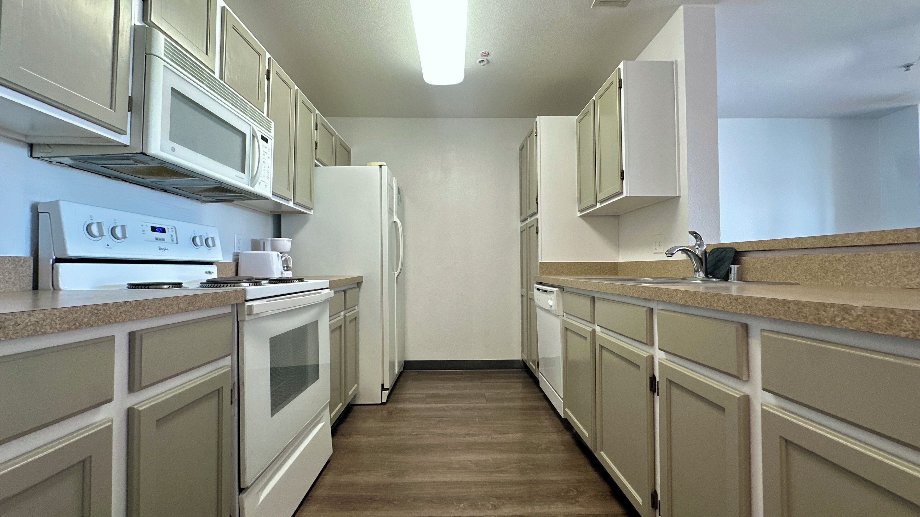 Suíte, várias camas, para não fumantes (Efficiency) | Cozinha privada | Geladeira grande, micro-ondas, cooktop