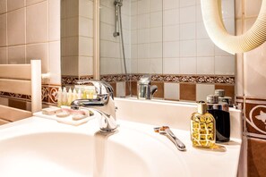 Quarto Triplo | Casa de banho | Uma combinação polibã/banheira, um secador de cabelo 