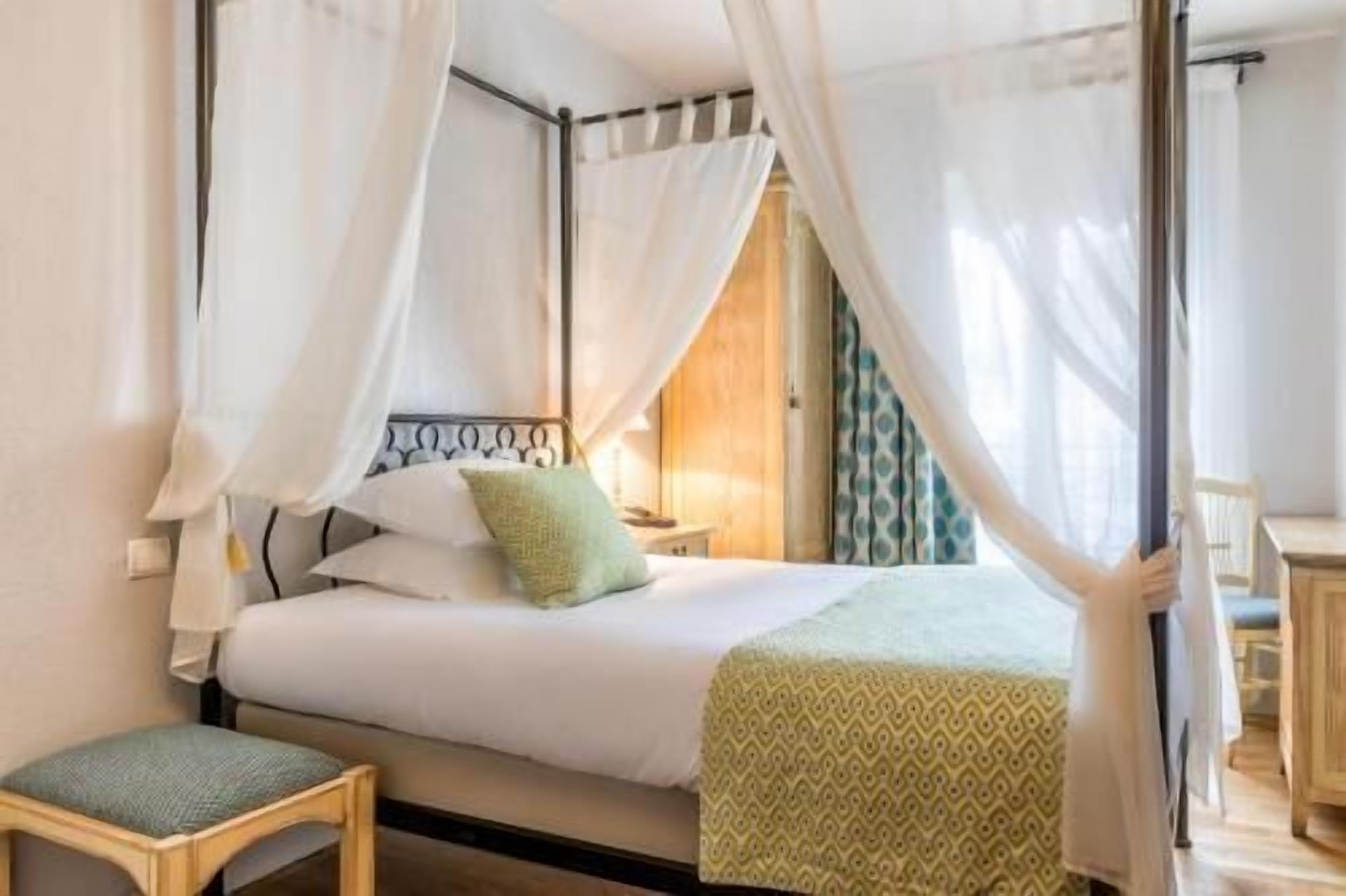 Minibar, cofre no quarto, secretária, quartos insonorizados 