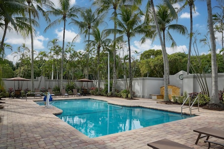 Piscina exterior, espreguiƧadeiras . Hampton Inn Ft Lauderdale-Plantation