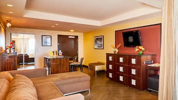 Suíte executiva | Área de estar | TV de tela plana 50 polegadas com canais via satélite, filmes pagos