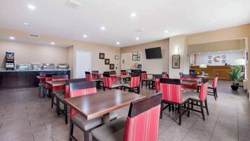 Café da manhã com buffet grátis todos os dias