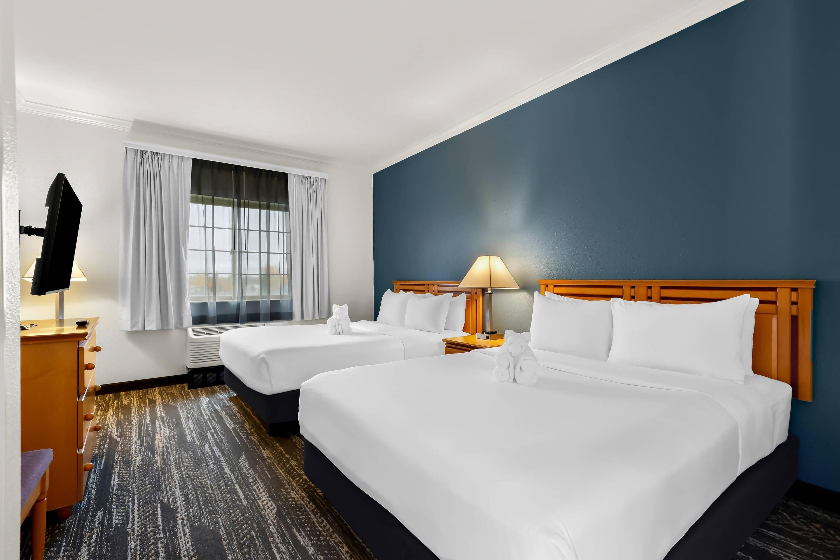 Suite, 2 Queen Beds with Sofa Bed, Refrigerator & Microwave | 1 quarto, cofre no quarto, secretária 