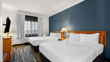 Suite, 2 Queen Beds with Sofa Bed, Refrigerator & Microwave | 1 quarto, cofre no quarto, secretária