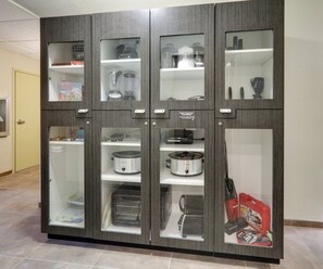 Armário de cozinha com vários compartimentos, incluindo prateleiras para eletrodomésticos e espaço de armazenamento.