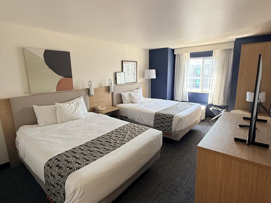 Secretária, ferro/tábua de engomar, berços/camas para crianças grátis