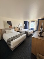 Escrivaninha, ferros/tábuas de passar roupa, berços grátis