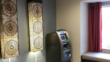 Caixa multibanco/serviços bancários no local