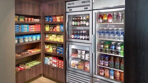 Geladeira com lanches e bebidas, repleta de diversas opções.