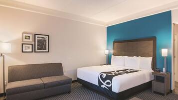 Quarto Executivo, 1 cama king-size, não fumadores, vista para a piscina | Roupa de alta qualidade, edredões de penas, camas de colchão pillowtop