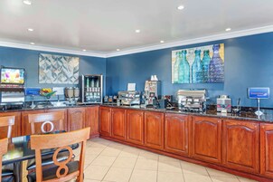 Café da manhã completo grátis todos os dias