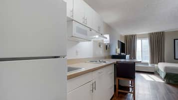 Estúdio, 1 cama queen-size, não fumadores | Cozinha privada | Um frigorífico, um micro-ondas, uma placa de cozinha