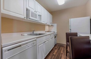 Geladeira grande, micro-ondas, cooktop