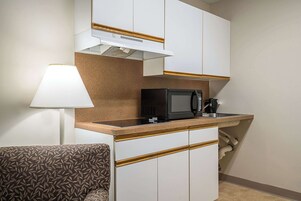 Quarto, 2 camas de casal, acessível, para não fumantes (Efficiency) | Cozinha privada | Geladeira grande, micro-ondas, cooktop, cafeteira/chaleira