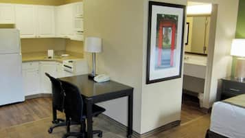 Quarto, 1 cama king-size, não fumadores (Kitchen, Mobility) | Secretária, secretária adequada para computadores portáteis