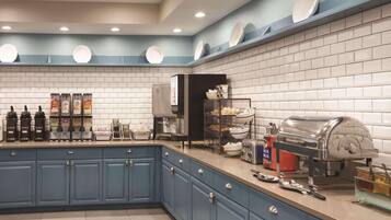 Café da manhã para viagem grátis todos os dias