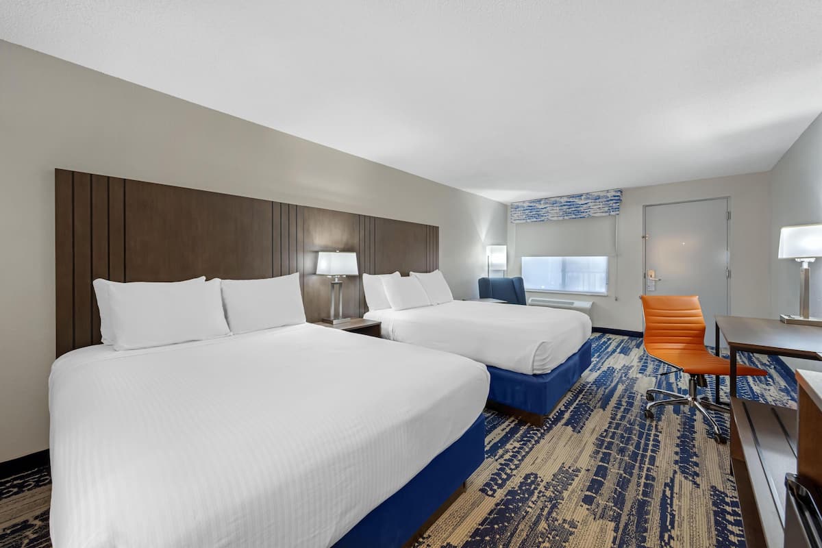 Roupas de cama premium, cofres nos quartos, cortinas blackout