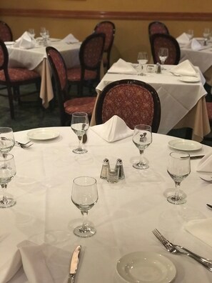 Pequenos-almoços, almoços, jantares servidos, cozinha italiana 