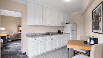 Quarto Executivo, 1 cama king-size, não fumadores, cozinha | Cozinha privada | Um frigorífico, um micro-ondas, uma cafeteira/bule