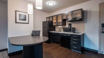 Suite, 2 camas queen-size (One Bedroom Suite - Two Queens) | Kitchenette privada | Um frigorífico/congelador grande, um micro-ondas, uma placa de cozinha