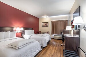 Quarto premium, 2 camas de casal (Upgraded Bedding & Snack, Smoke Free) | Roupas de cama premium, cortinas blackout, berços grátis, roupa de cama
