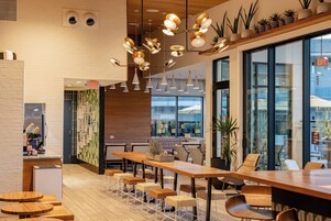 Serviço de café da manhã, almoço, jantar; vistas para a piscina