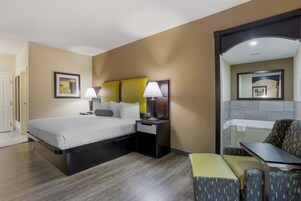 Quarto standard, 1 cama King, para não fumantes, banheira de hidromassagem | Camas com colchões pillow-top, escrivaninha