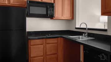 Um frigorífico, um micro-ondas, uma placa de cozinha
