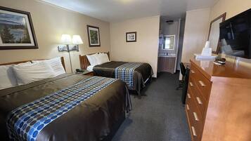 Quarto standard, 2 camas de casal | Escrivaninha, Wi-Fi de cortesia, roupa de cama