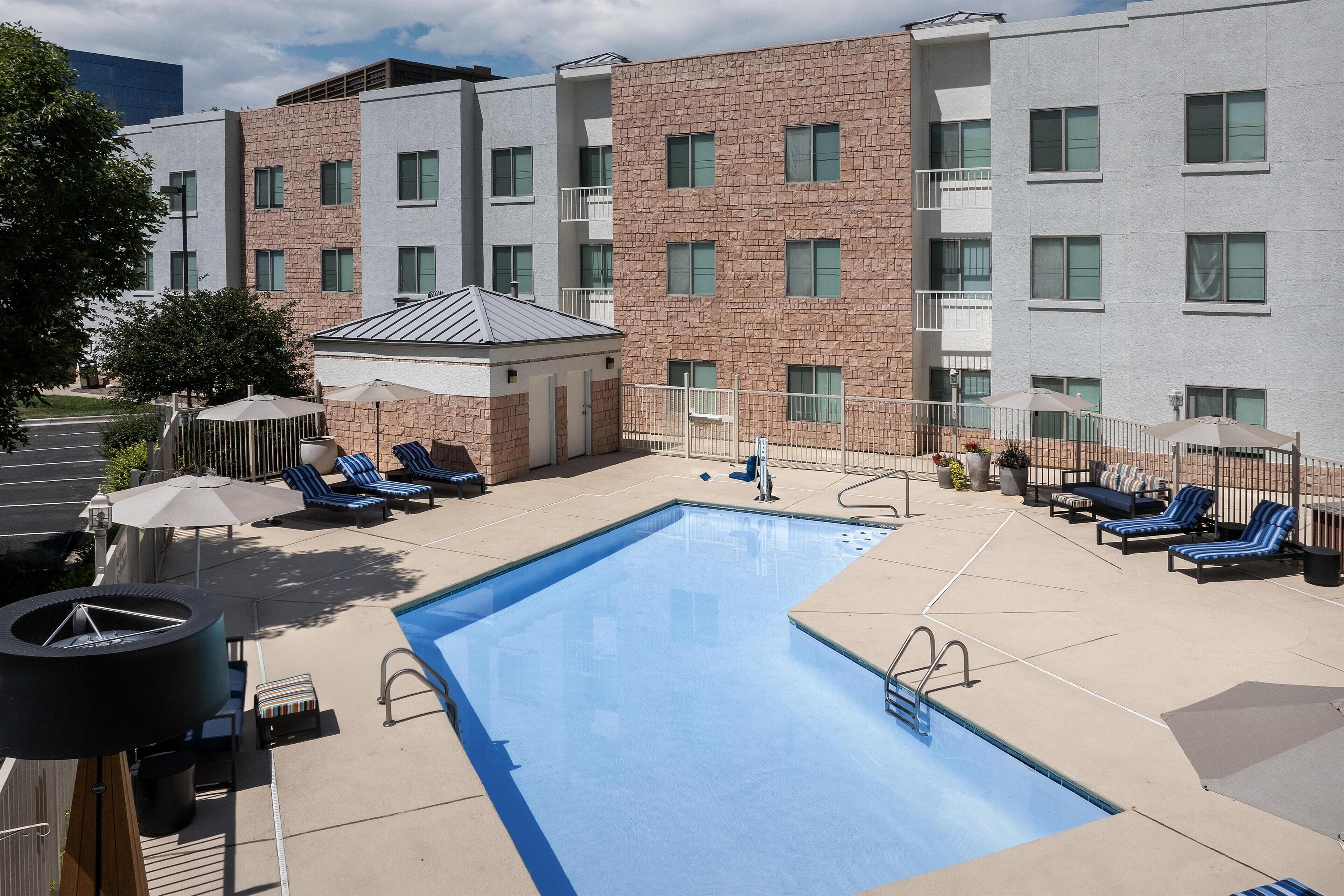 Piscina externa sazonal, funciona das 8h às 22h, guarda-sóis