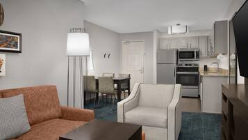 Suite, 1 cama king-size, cozinha | Cozinha privada | Uma cafeteira/bule