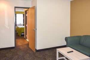 Estúdio, 1 cama King, acessível, para não fumantes | Escrivaninha, quartos à prova de som, ferros/tábuas de passar roupa