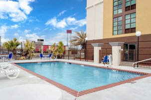 Piscina exterior sazonal 