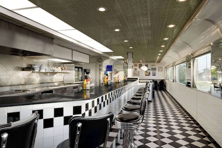 Pequenos-almoços, almoços, jantares servidos, cozinha americana . Travelodge by Wyndham Vaughn