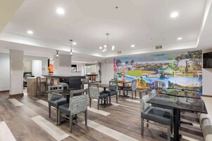 Café da manhã com buffet grátis todos os dias