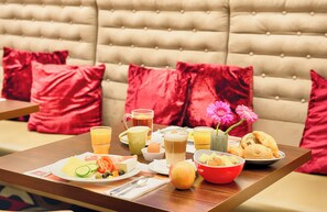 Café da manhã com buffet todos os dias mediante uma taxa