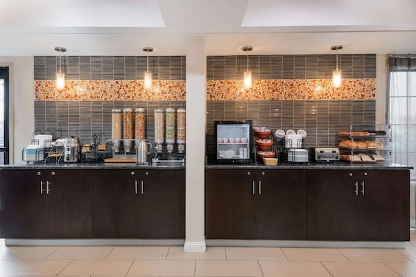 Café da manhã com buffet grátis todos os dias