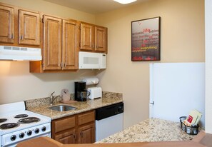 Geladeira, micro-ondas, fogão, cafeteira/chaleira