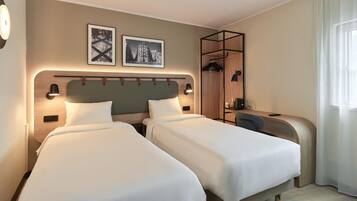 Quarto standard, 3 camas de solteiro | Roupas de cama premium, escrivaninha, cortinas blackout