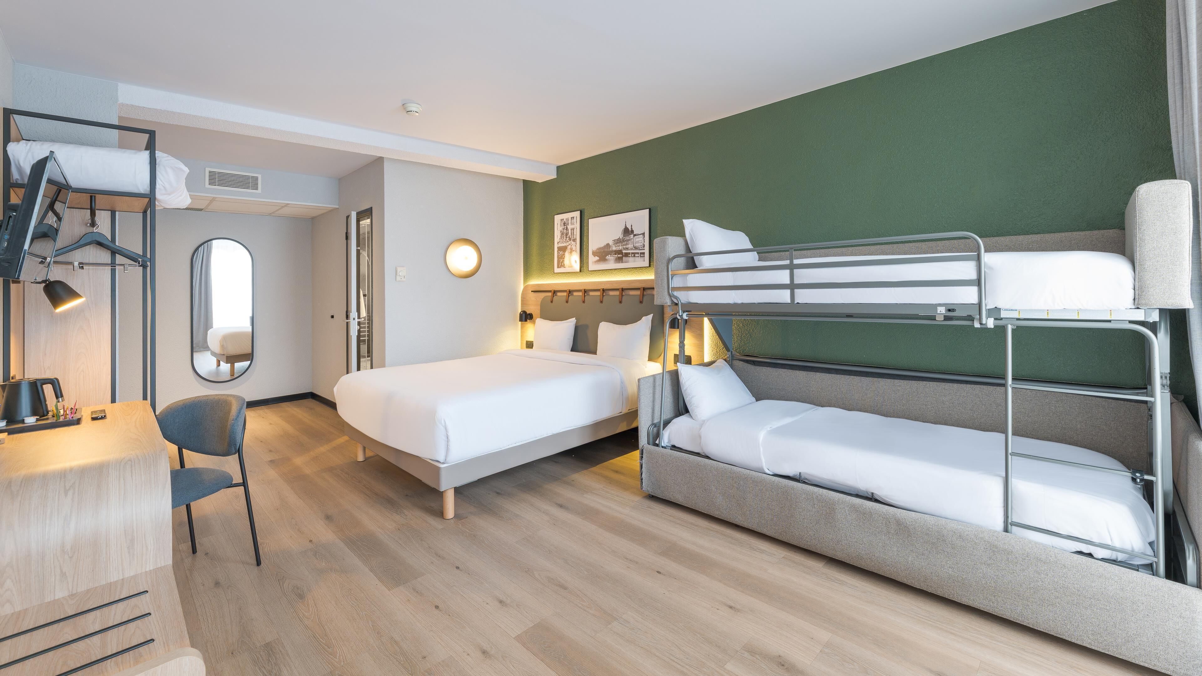 Quarto standard, várias camas | Roupas de cama premium, escrivaninha, cortinas blackout