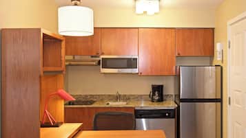 Suite, 1 cama king-size e sofá-cama, não fumadores | Cozinha privada | Um frigorífico, um micro-ondas, uma máquina de lavar louça