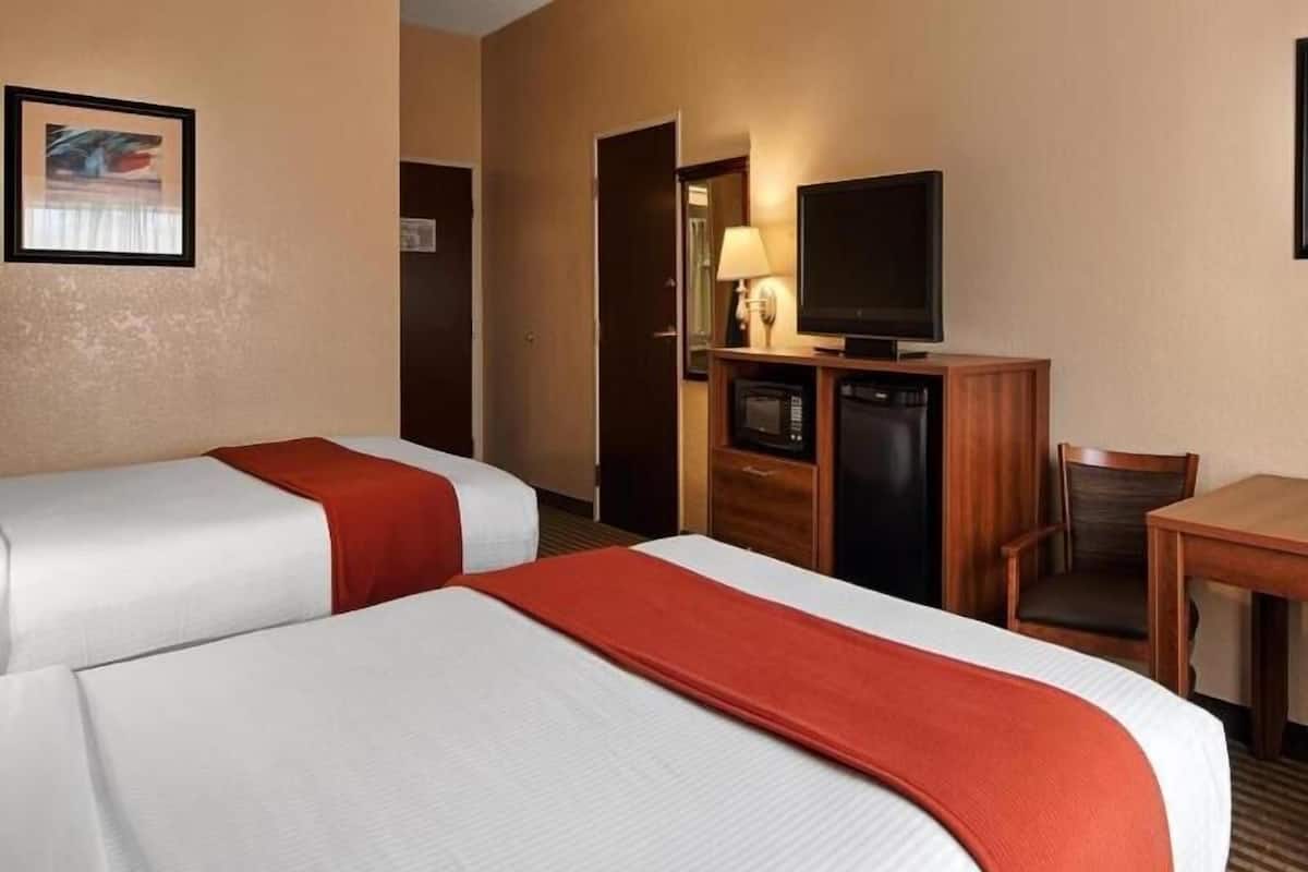 Escrivaninha, cortinas blackout, quartos à prova de som