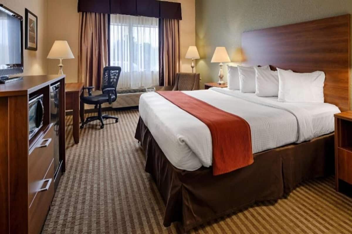 Escrivaninha, cortinas blackout, quartos à prova de som