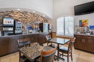 Café da manhã com buffet grátis todos os dias