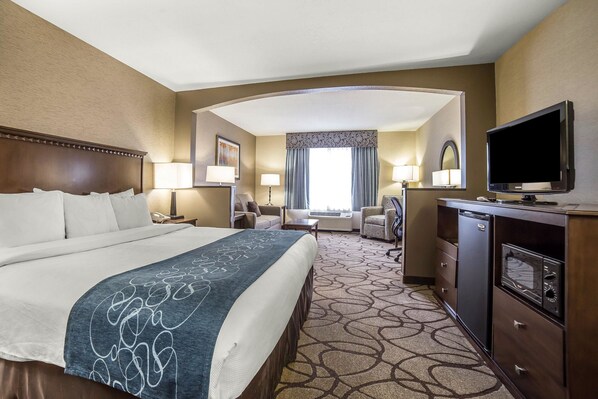 Secretária, ferro/tábua de engomar, camas desdobráveis 