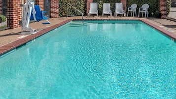 Piscina externa, espreguiçadeiras