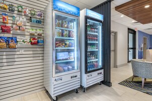 Duas máquinas automáticas de bebidas e lanches, com diversas opções.